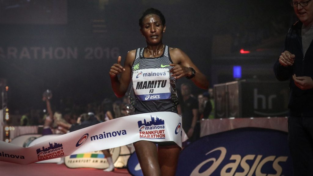 Mamitu Daska gewinnt bei den Frauen mit einer Zeit von 02:25:27 ...