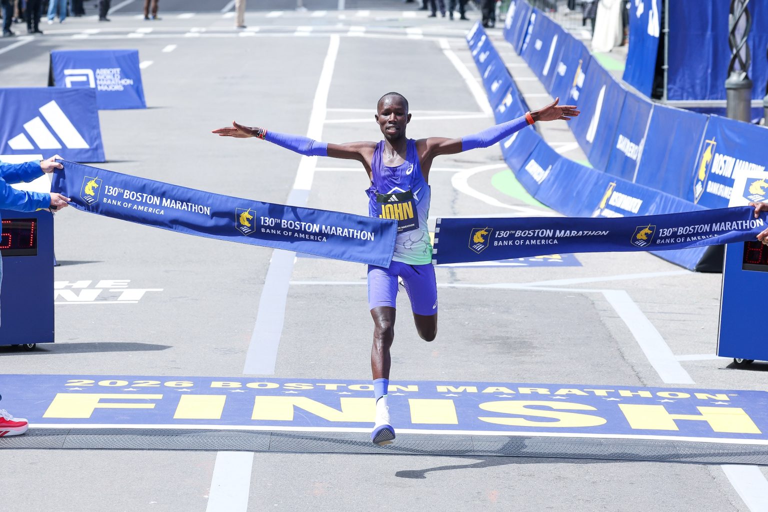 John Korir bricht Streckenrekord beim Boston-Marathon, Richard Ringer ...